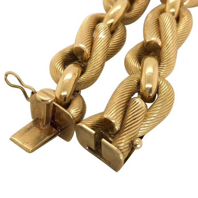 18 Karat Yellow Gold Ribbed Infinity Link Chain Bracelet at 1stDibs