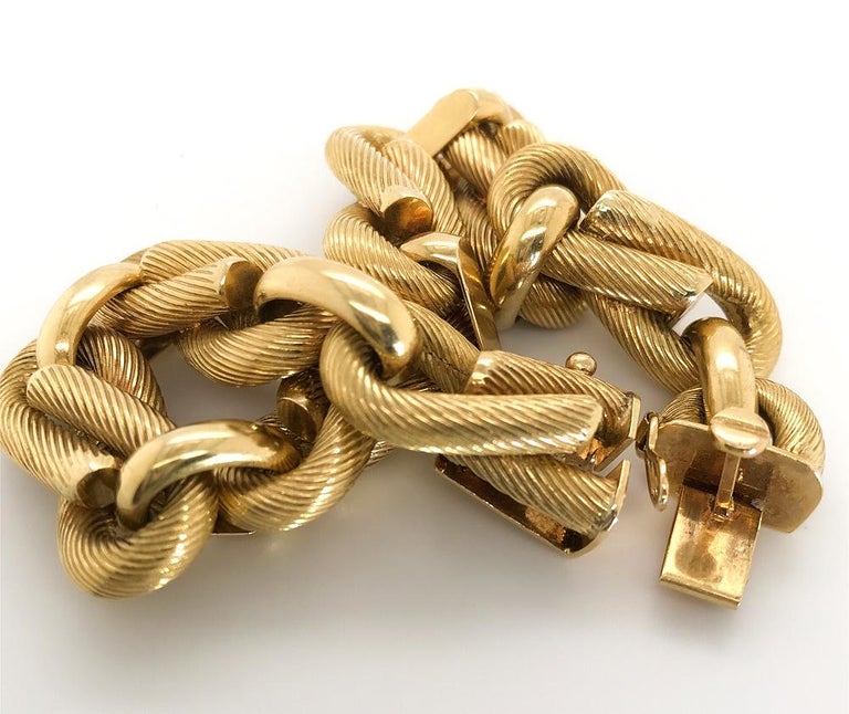 18 Karat Yellow Gold Ribbed Infinity Link Chain Bracelet For Sale at ...