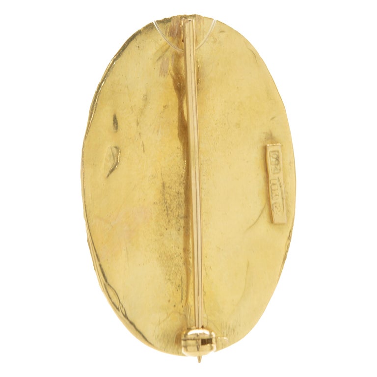 18 Karat Yellow Gold Roman Statue Sacrifice Pin For Sale at 1stDibs