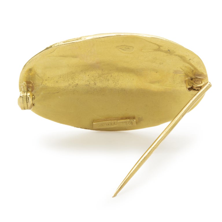 18 Karat Yellow Gold Roman Statue Sacrifice Pin For Sale at 1stDibs