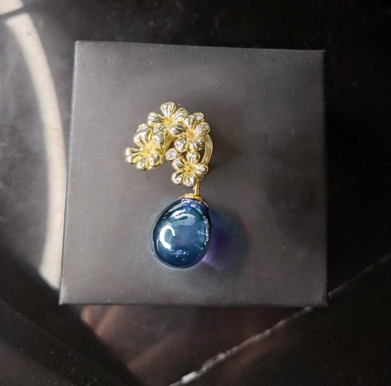 Broche moderne en forme de goutte en or jaune 18 carats avec diamants ...