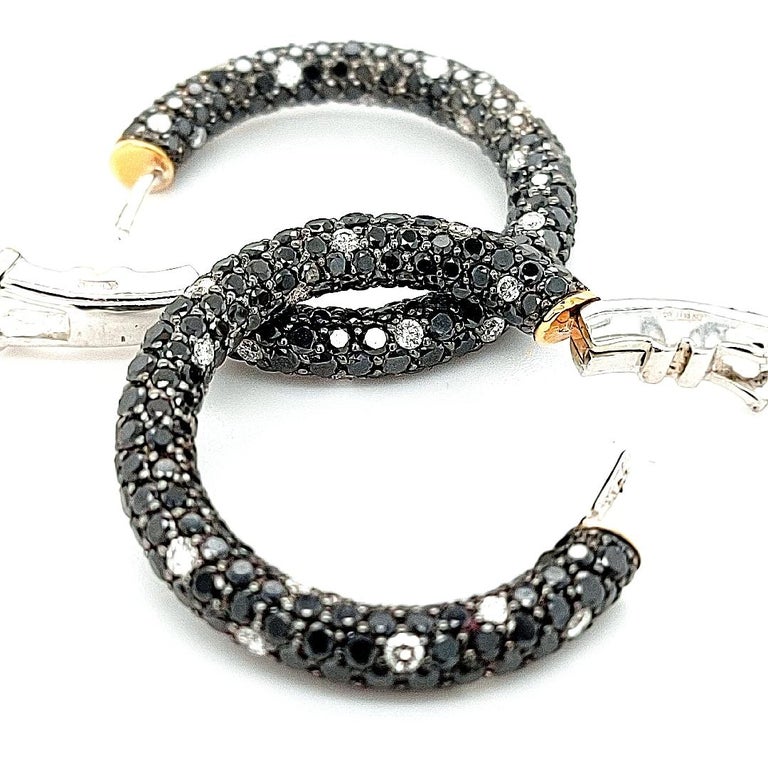 18kt Gold Loop Earrings, 0,78ct White Diamonds, 7,14ct Black Diamonds ...