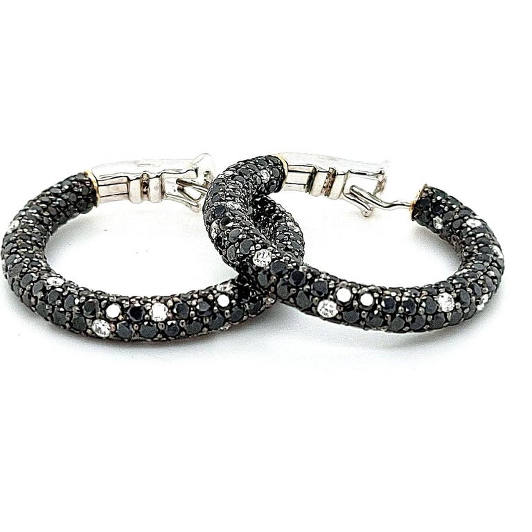 18kt Gold Loop Earrings, 0,78ct White Diamonds, 7,14ct Black Diamonds ...