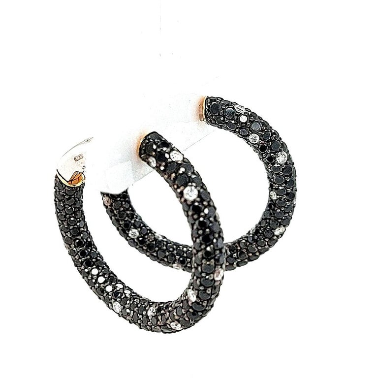 18kt Gold Loop Earrings, 0,78ct White Diamonds, 7,14ct Black Diamonds ...