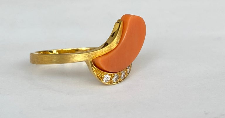 18 Karat Yellow Gold Design Ring with Paisely-Shaped Coral and Diamonds ...