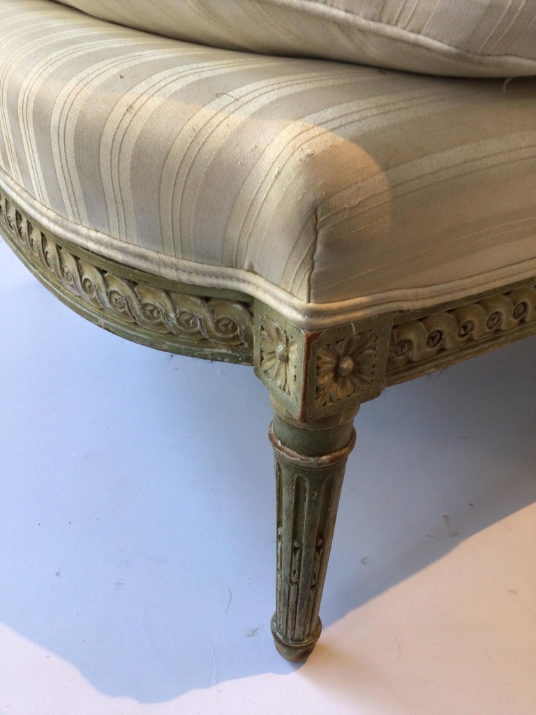 1890s, French Carved Wood Louis XVI Chaise Lounge For Sale at 1stDibs