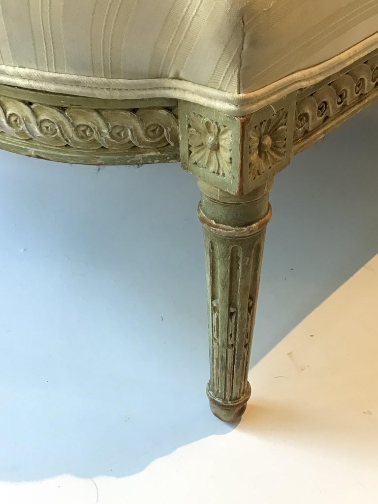 1890s, French Carved Wood Louis XVI Chaise Lounge For Sale at 1stDibs