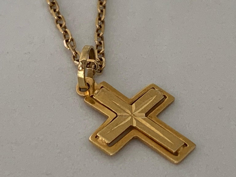 18ct 750 Gold Cross and 18ct Gold Chain For Sale at 1stDibs