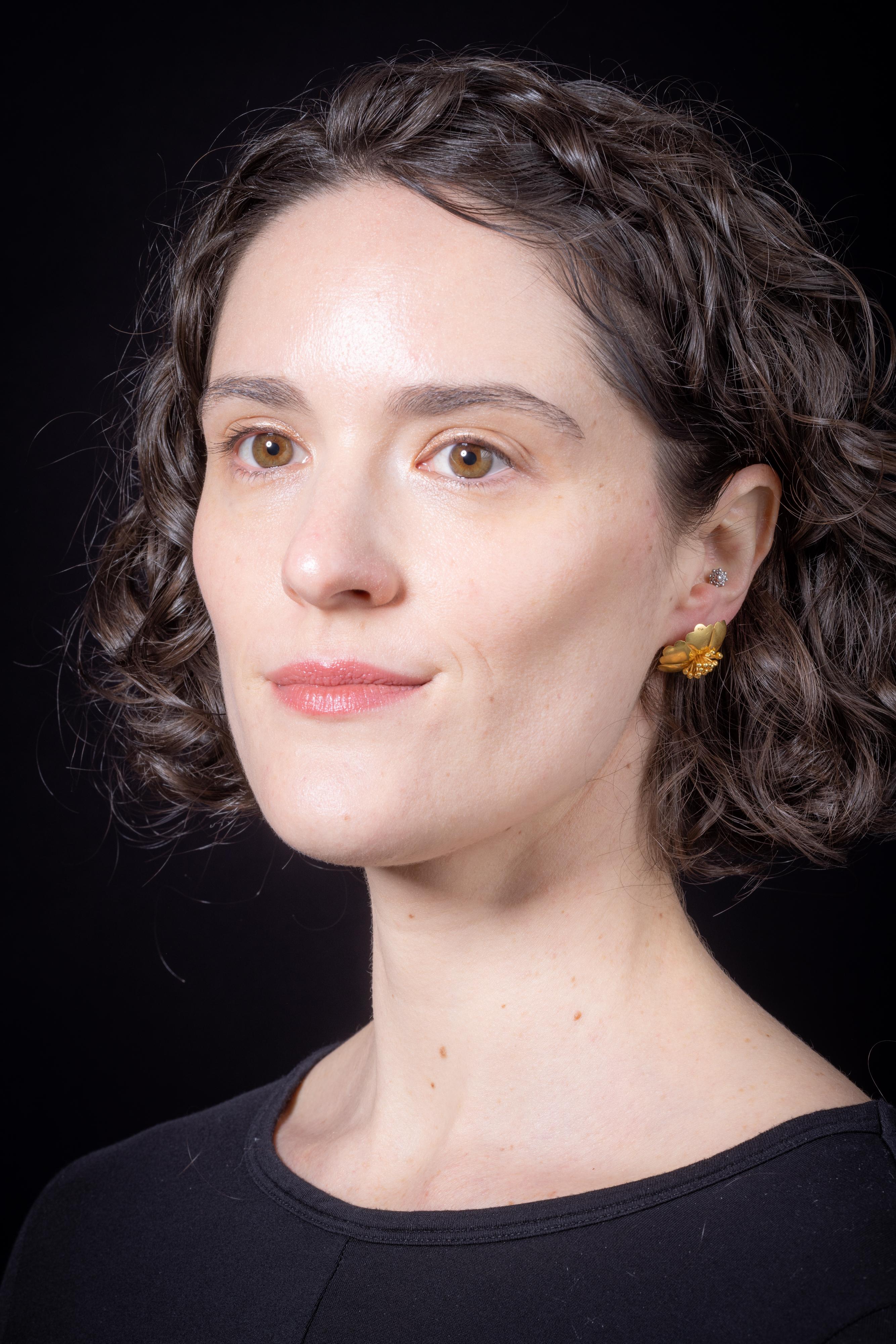 18k Gold Button Flower Earrings For Sale at 1stDibs