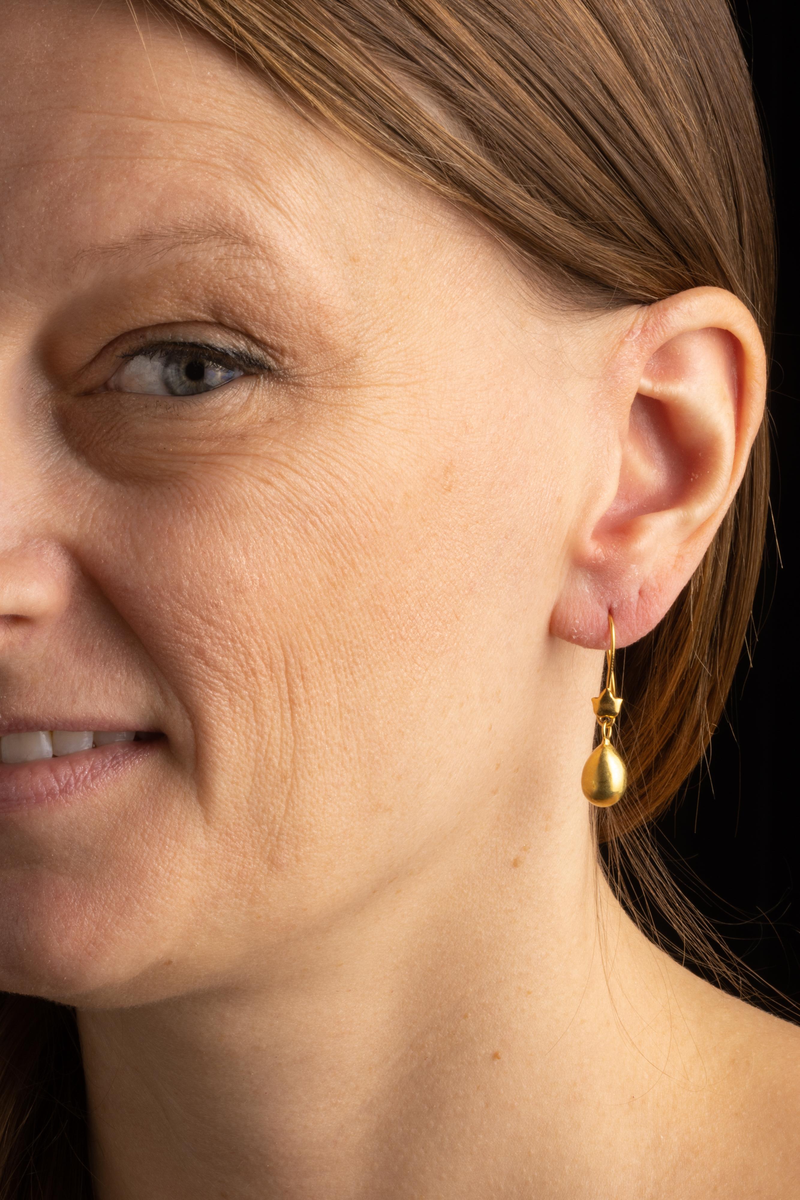 18K Gold Dangle Drop Earrings For Sale at 1stDibs