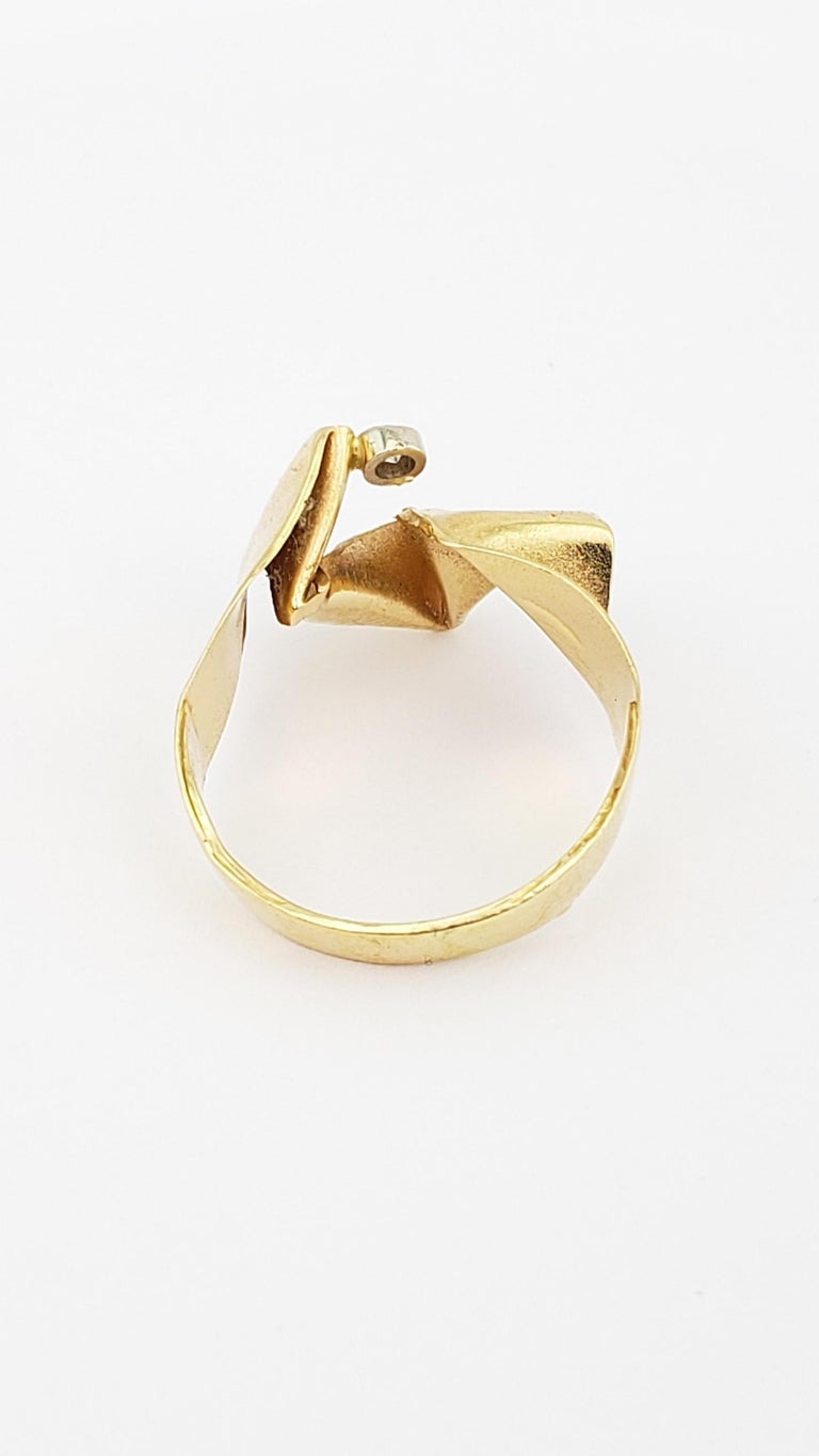 18K Gold Lady's Ring with Diamond in Ribbon Design For Sale at 1stDibs