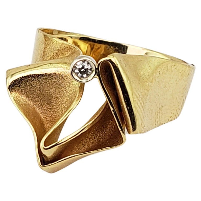 18K Gold Lady's Ring with Diamond in Ribbon Design For Sale at 1stDibs