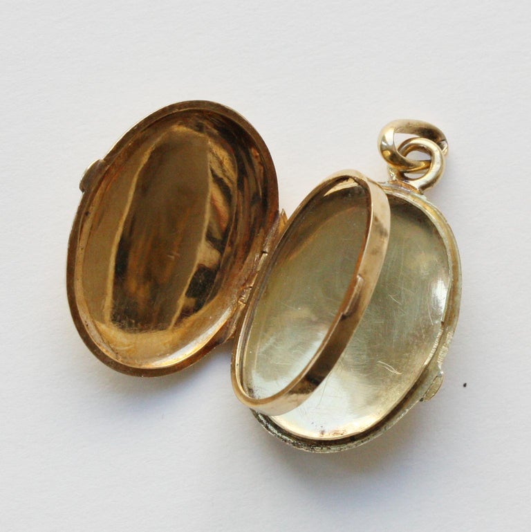 18 Karat Gold Locket at 1stDibs | 18 carat gold locket