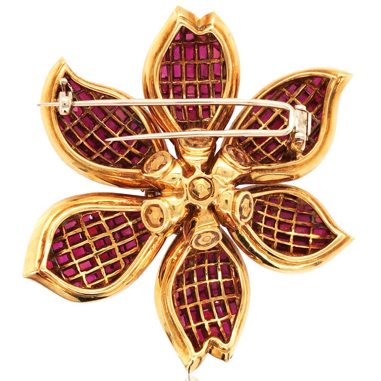 18K Gold Ruby Diamond Flower Brooch For Sale at 1stDibs