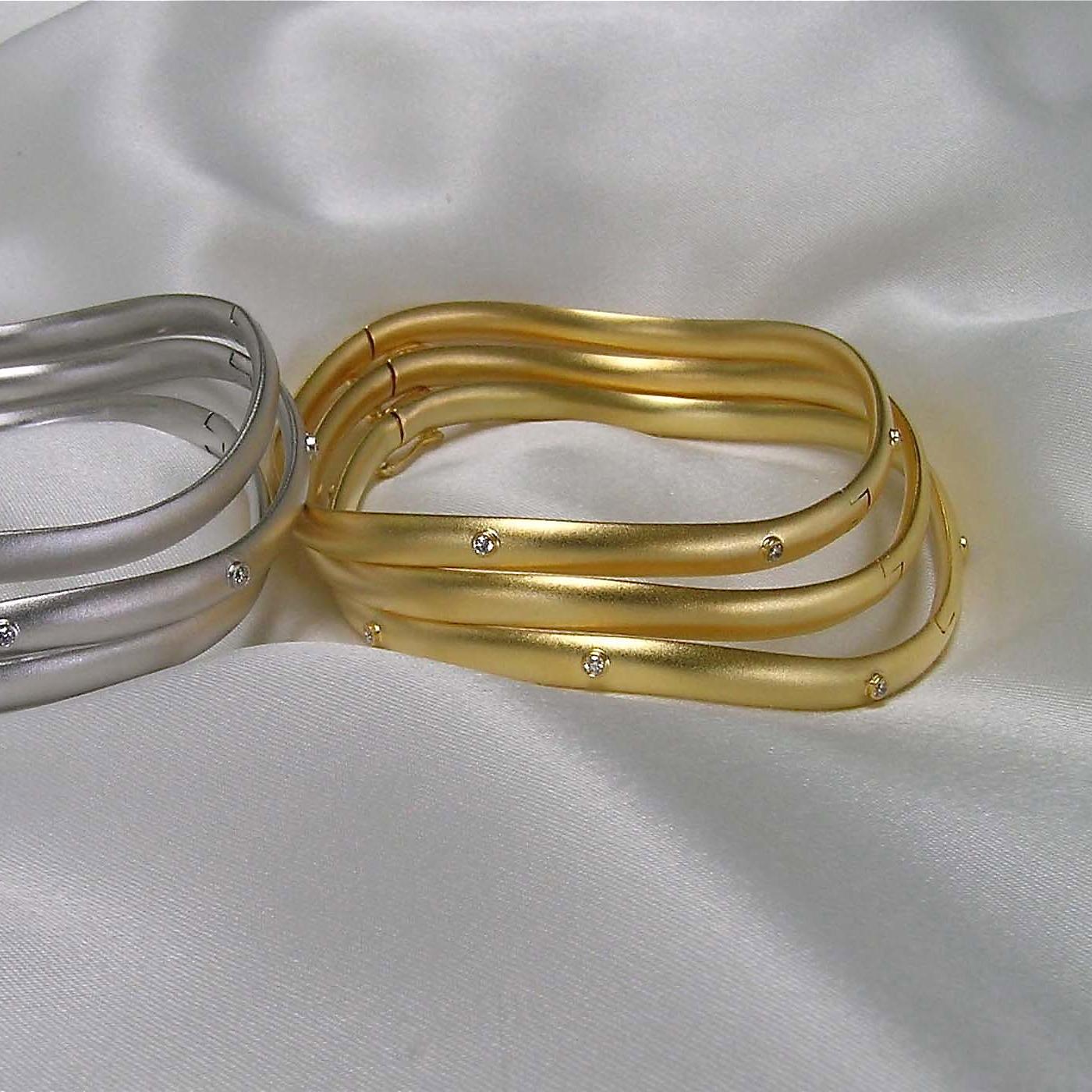 18 Karat Gold Wave Bangle with Diamonds For Sale at 1stDibs