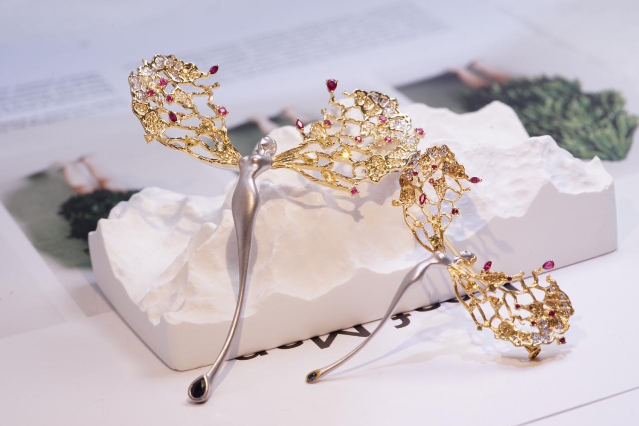 18K Gold Yellow Sapphire and Ruby Brooch with Diamonds For Sale at 1stDibs