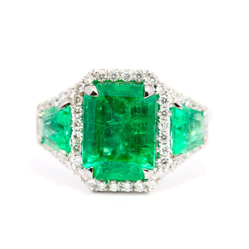 18K White Gold 2.81ct VIVID GREEN Zambian Emerald Ring with pave white diamonds For Sale at 1stDibs
