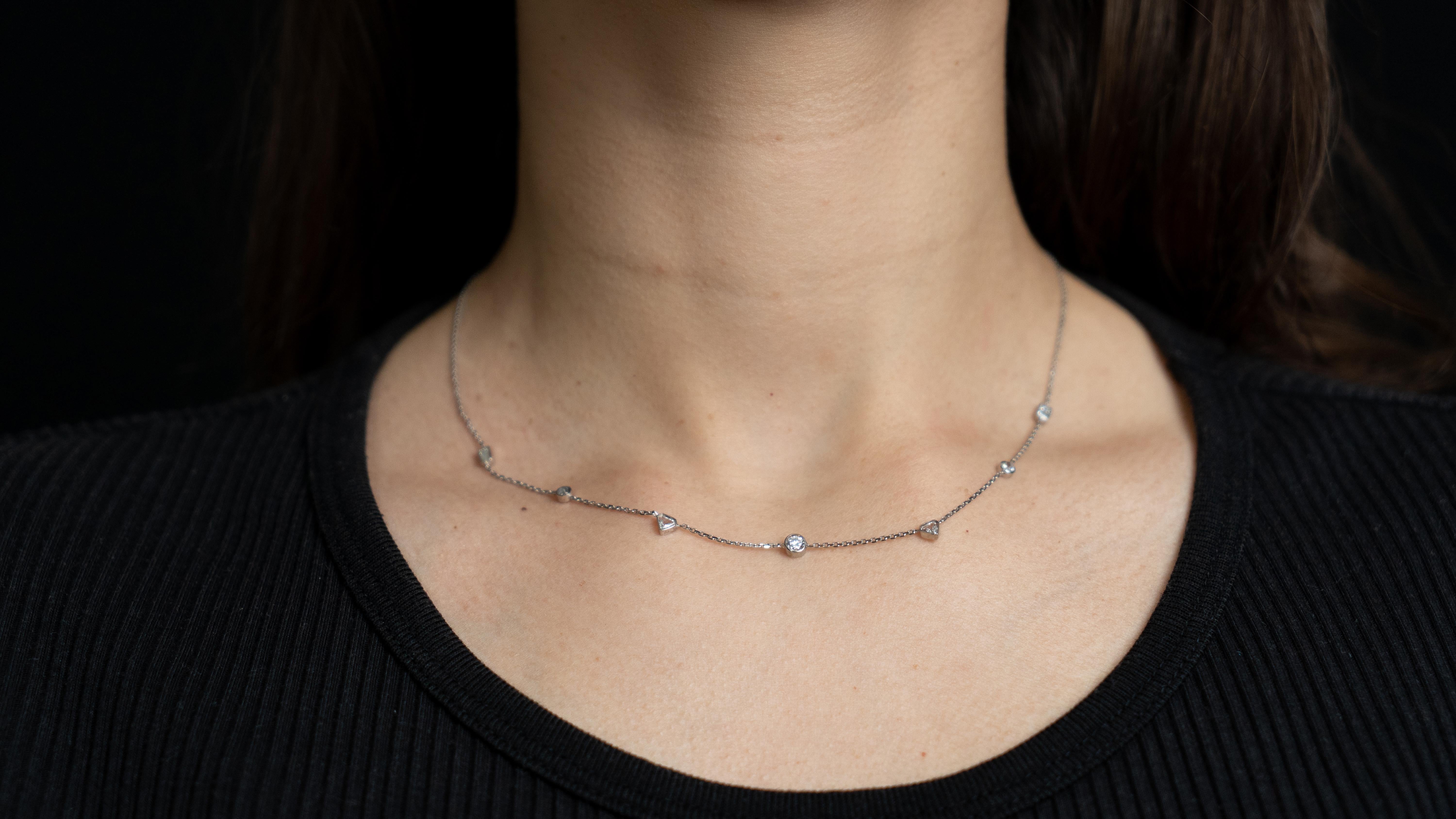 18k White Gold Chain Necklace Set with Seven Diamonds For Sale at 1stDibs