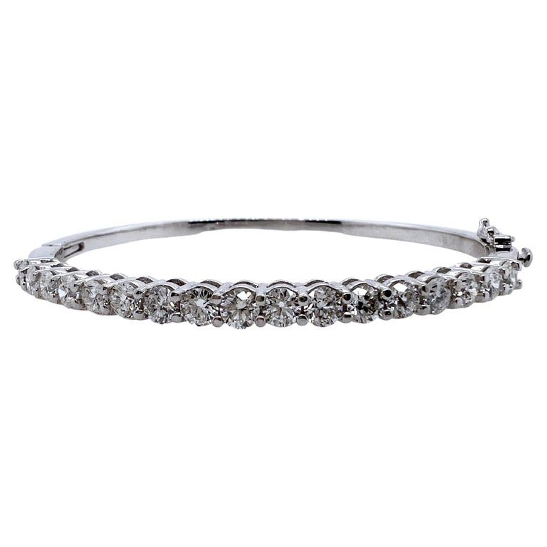 18k White Gold Diamond Bangle with Round Diamonds For Sale at 1stDibs