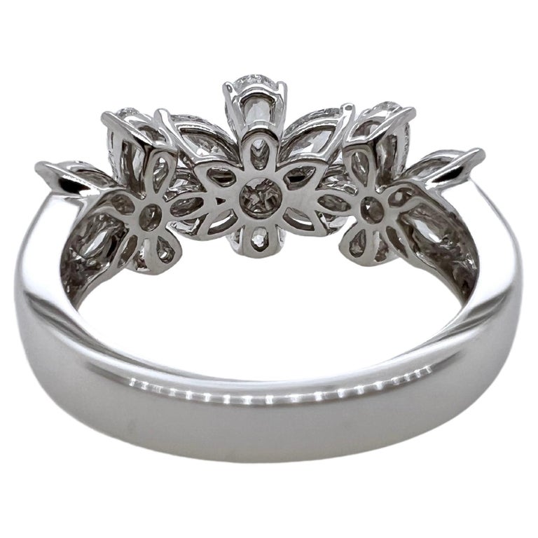 18k White Gold Diamond Floral Ring For Sale at 1stDibs