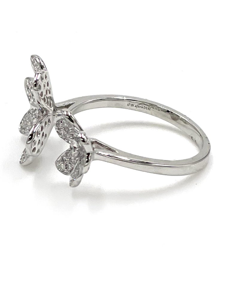 18K White Gold Flower Ring with Diamonds For Sale at 1stDibs