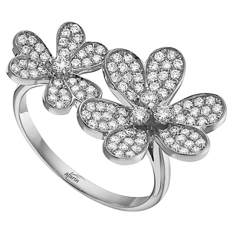 18K White Gold Flower Ring with Diamonds For Sale at 1stDibs
