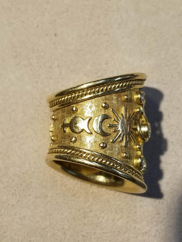 18k Y/g Elizabeth Gage Tapered Templar Ring at 1stDibs