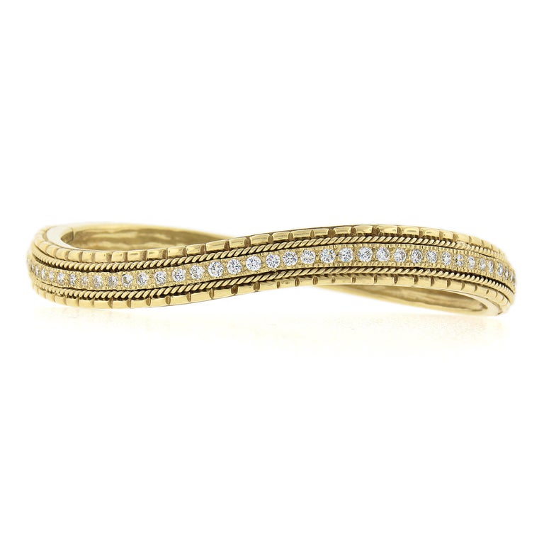 18K Yellow Gold 1.14ct Pave Round Brilliant Diamond Wavy Hinged Bangle Bracelet For Sale at 1stDibs