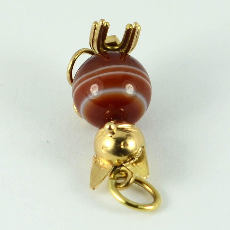 18 Karat Yellow Gold Banded Agate Cat Charm Pendant For Sale at 1stDibs