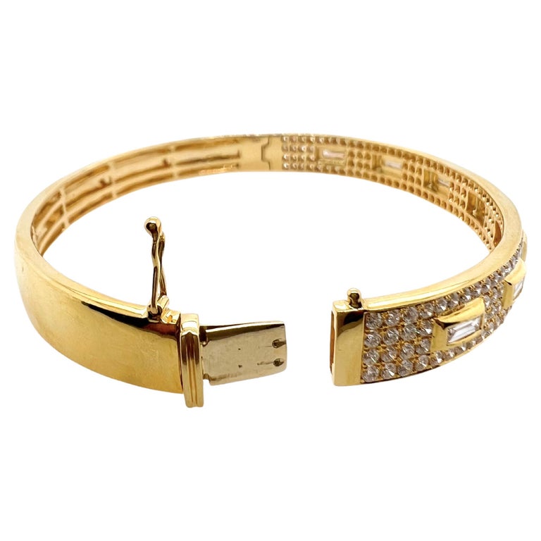 18k Yellow Gold Bangle with Round and Baguette Diamonds For Sale at 1stDibs