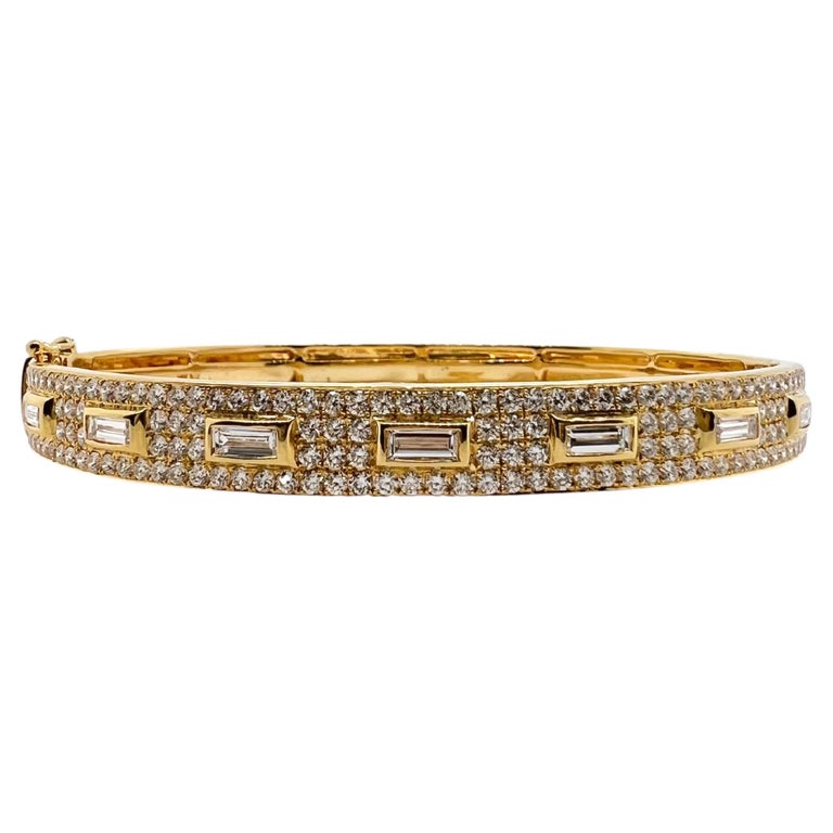 18k Yellow Gold Bangle with Round and Baguette Diamonds For Sale at 1stDibs