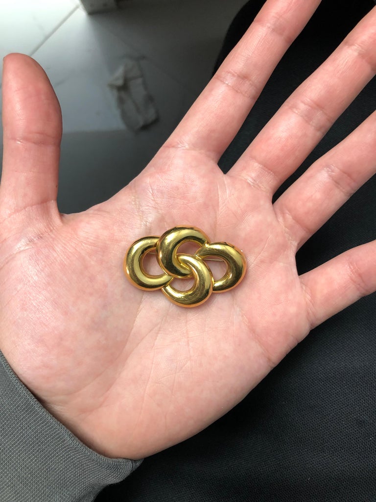 18 Karat Yellow Gold Brooch For Sale at 1stDibs