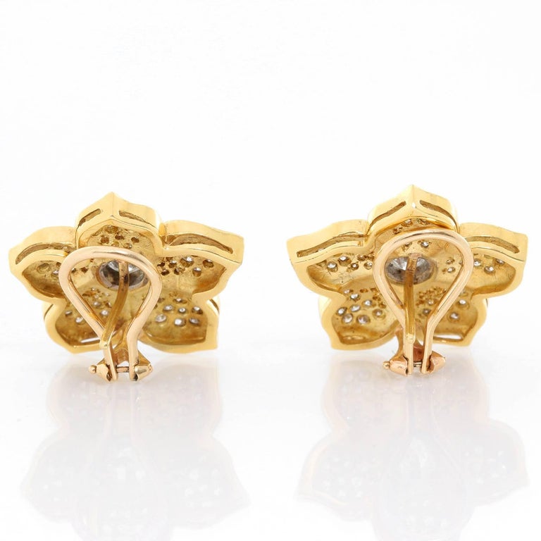 18 Karat Yellow Gold Diamond Flower Earrings For Sale at 1stDibs