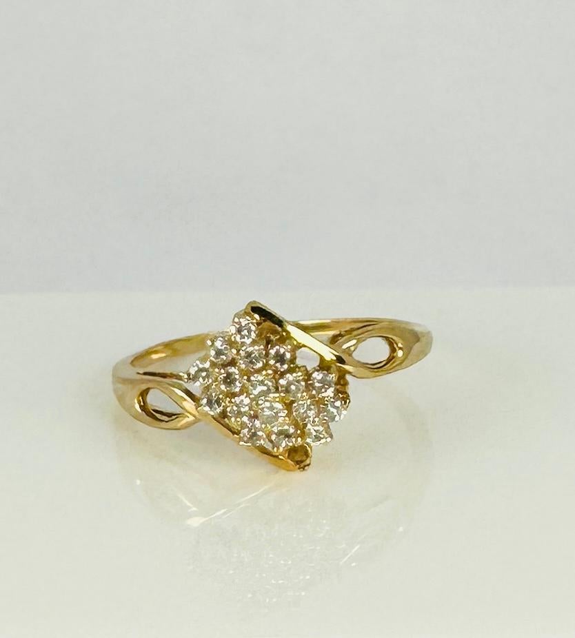 18k yellow gold ring with 17 brilliant cut diamonds VVSI - 0.12 carat ...