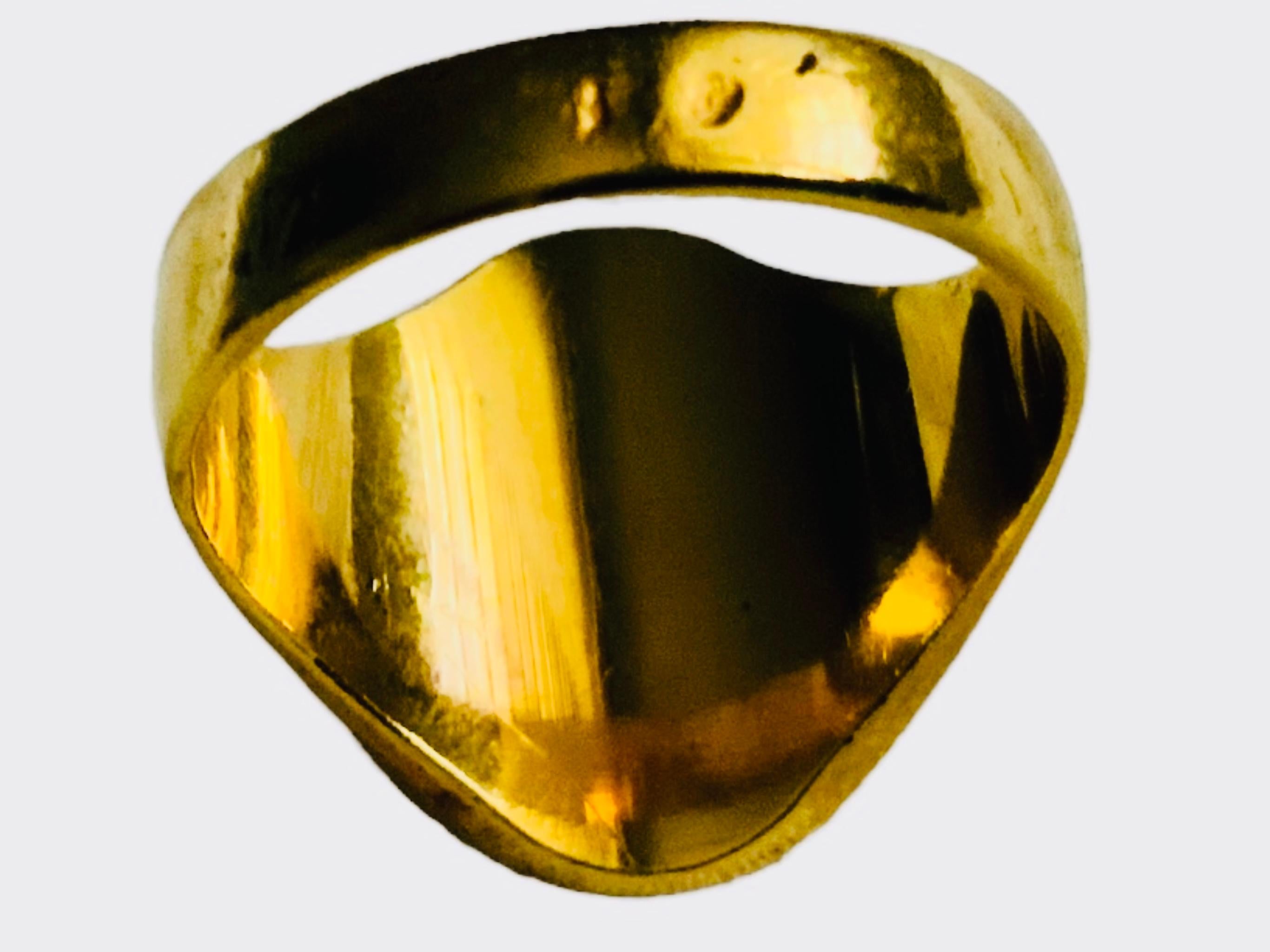 18K Yellow Gold Signet Heraldic Ring For Sale at 1stDibs
