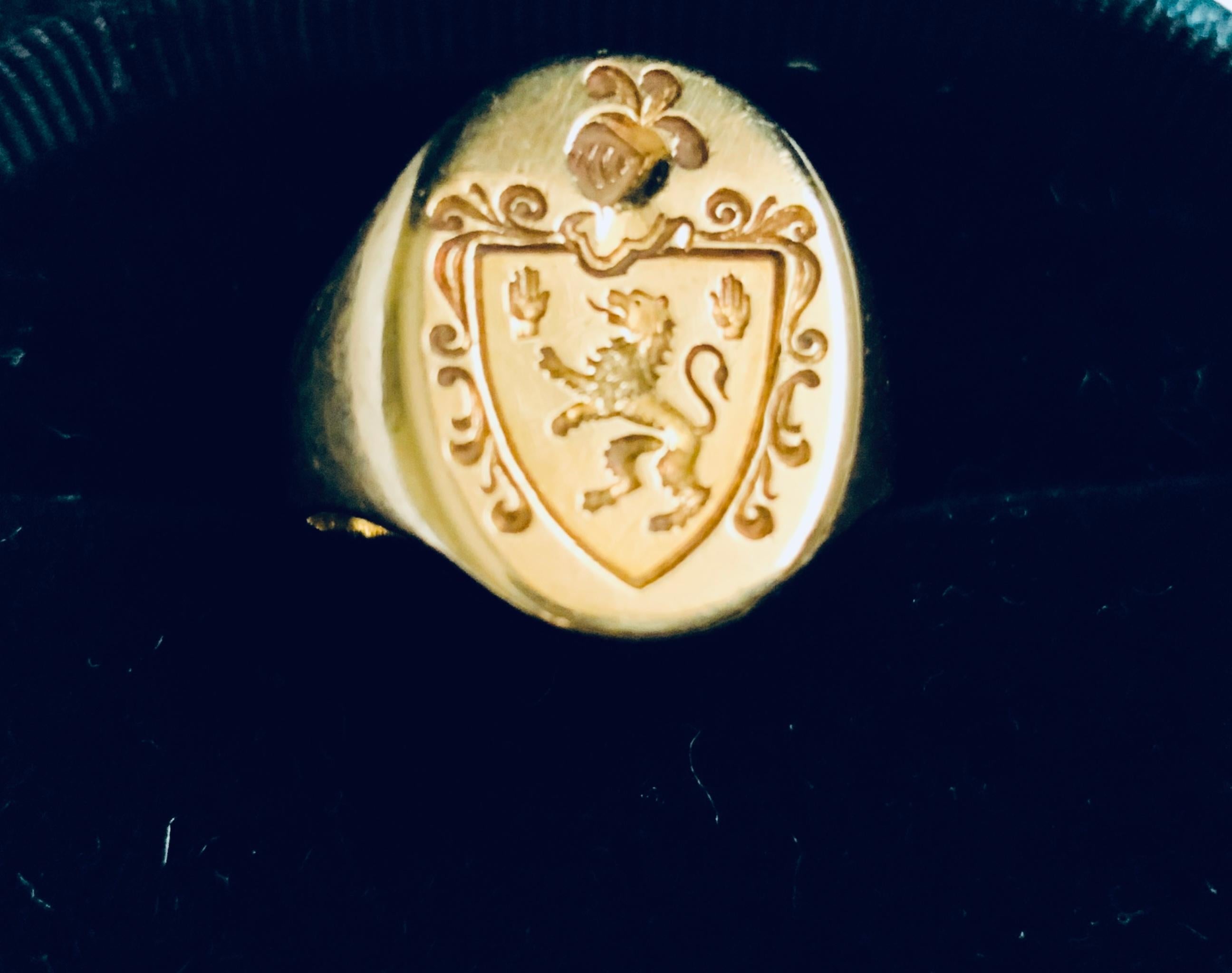 18K Yellow Gold Signet Heraldic Ring For Sale at 1stDibs