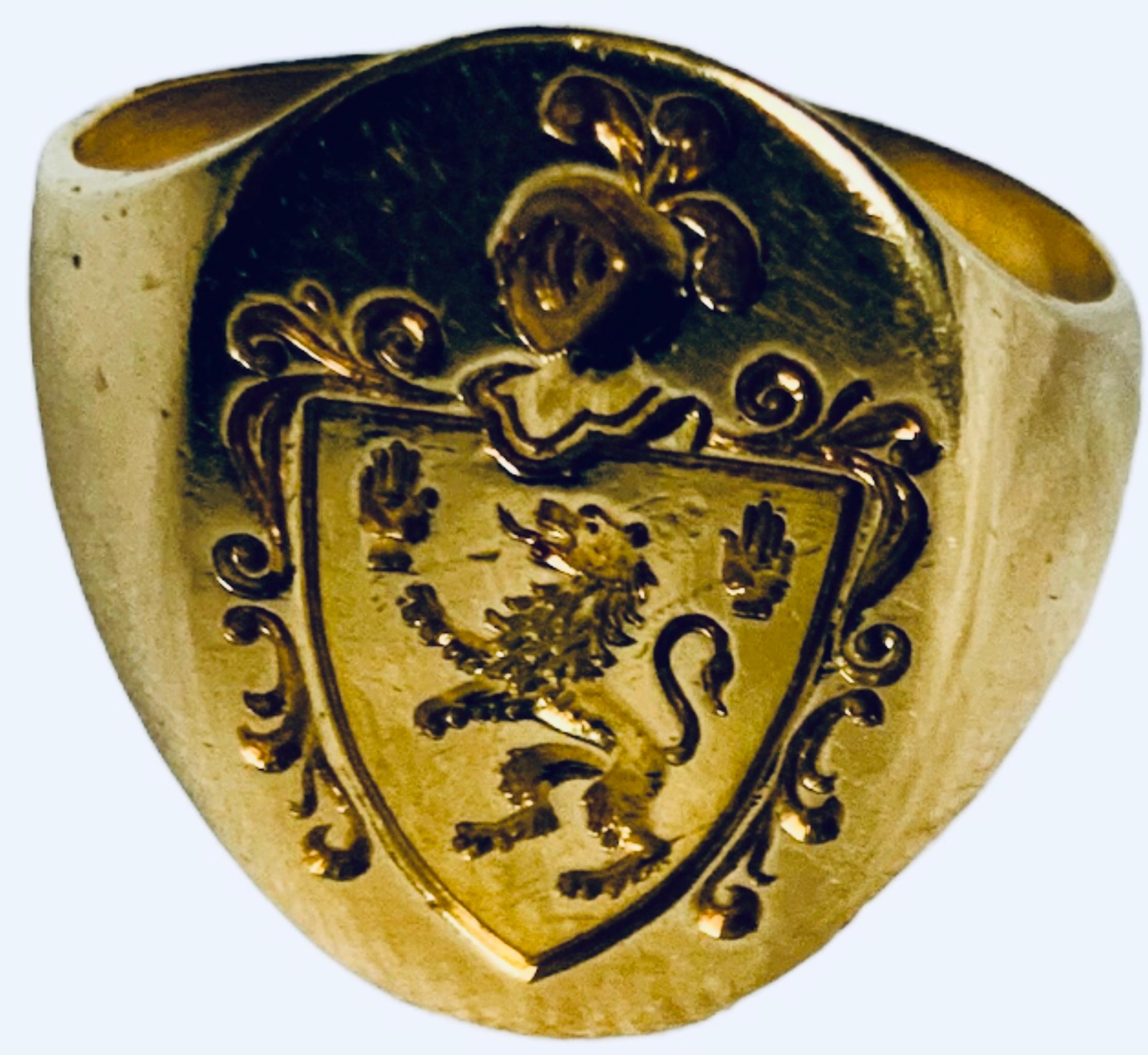 18K Yellow Gold Signet Heraldic Ring For Sale at 1stDibs