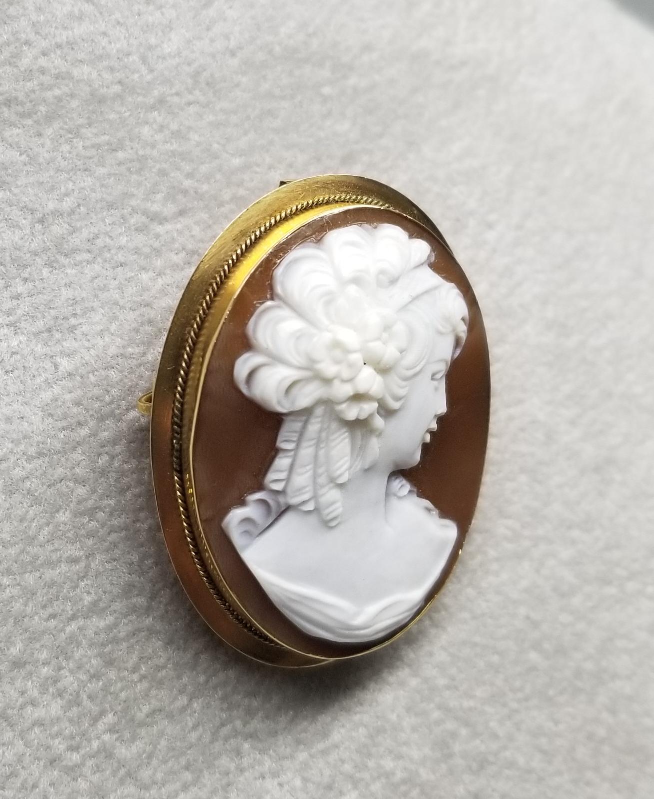 18 Karat Yellow Gold Vintage Cameo Pin and Pendant For Sale at 1stDibs