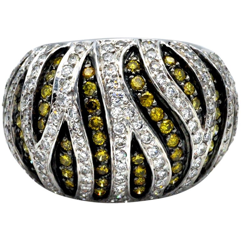 18 Karat Gold White and Yellow Diamond Tiger Ring For Sale at 1stDibs