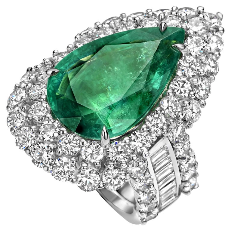 Bague en platine 18kt avec une énorme émeraude en forme de poire de 16 ...