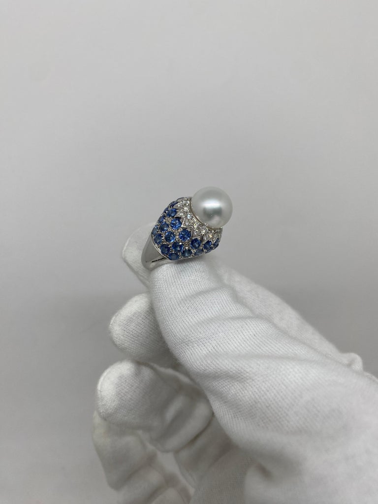 18Kt White Gold "Queen Pearl" Ring Diamonds 0.78ct Blue Sapphires 5.95ct For Sale at 1stDibs