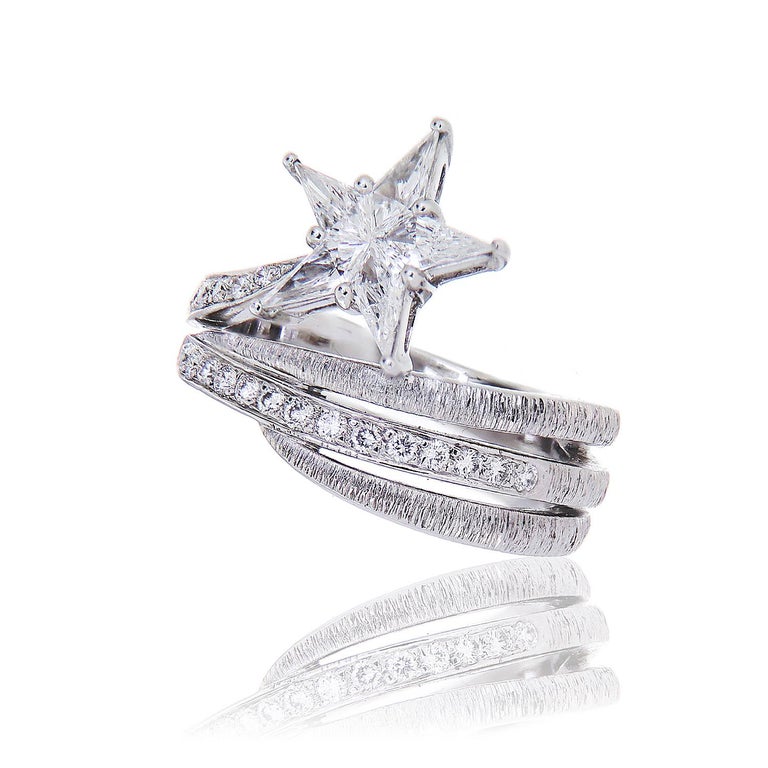 18 Karat White Gold Star Ring 0.80 Carat White Diamonds For Sale at 1stDibs