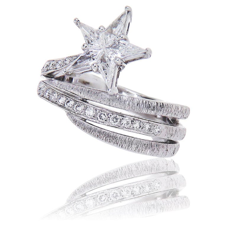 18 Karat White Gold Star Ring 0.80 Carat White Diamonds For Sale at 1stDibs