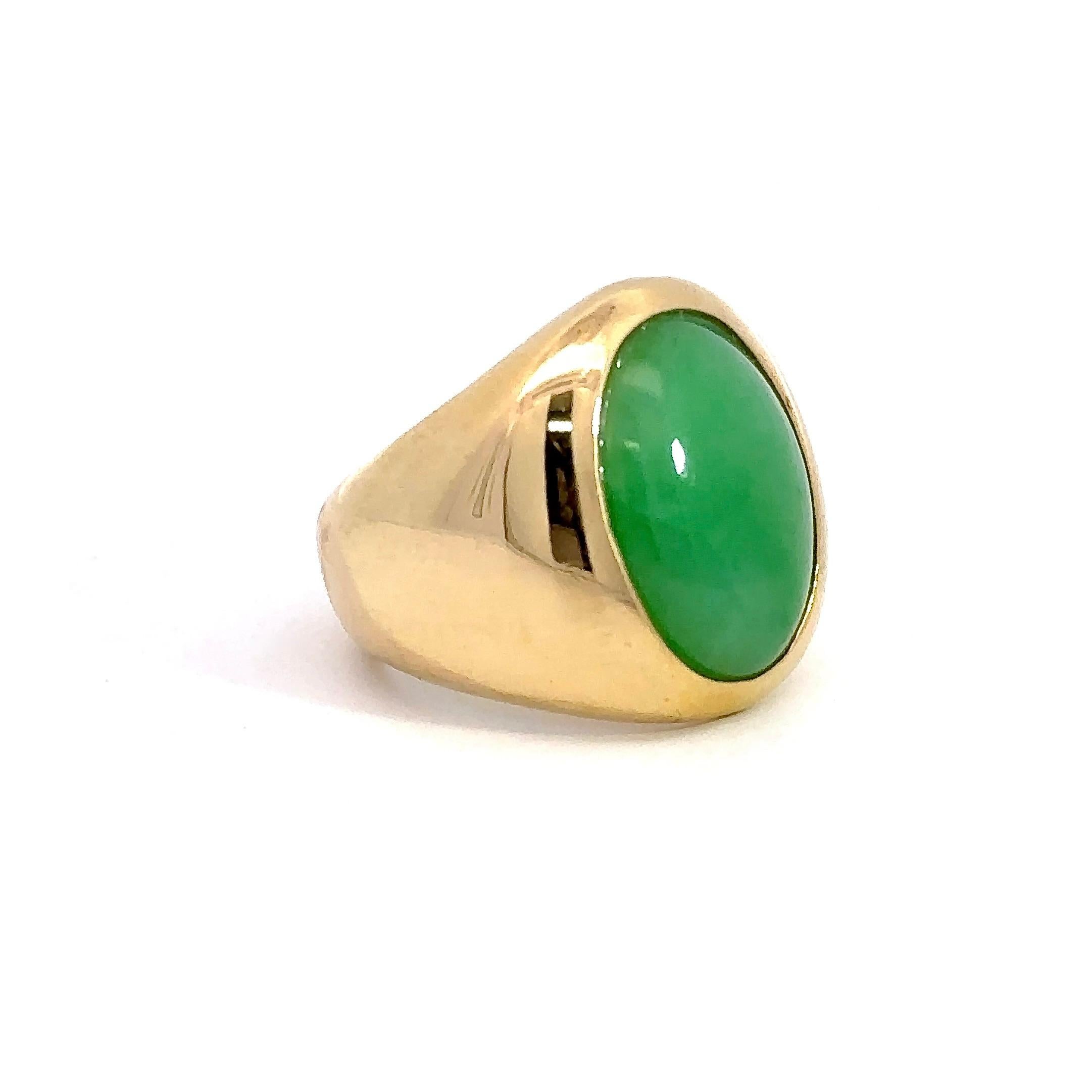18KT Yellow Gold Oval Cabochon Jade Signet Ring For Sale at 1stDibs
