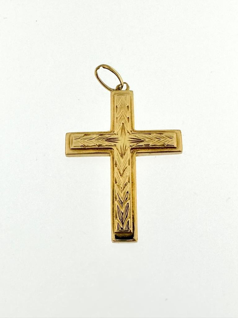 18kt Yellow Gold Vintage Cross with Leaf Decorations For Sale at 1stDibs