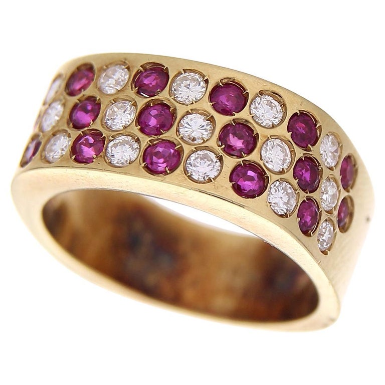 18 Karat Yellow Gold Vintage Ring 1.22 Carat Rubies and 1.12 Ct White Diamonds For Sale at 1stDibs