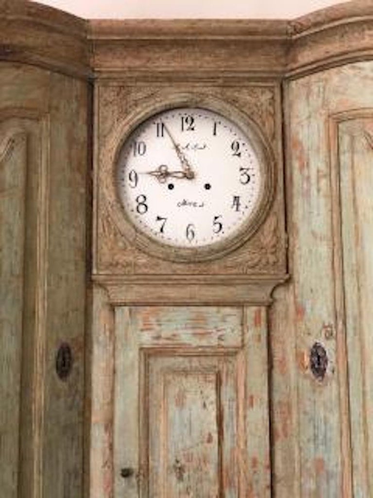 18th C. Original Paint Corner Cupboard with Clock For Sale at 1stDibs