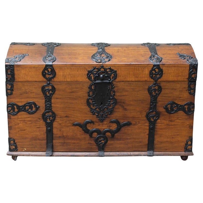 18th Century Baroque Chest For Sale at 1stDibs