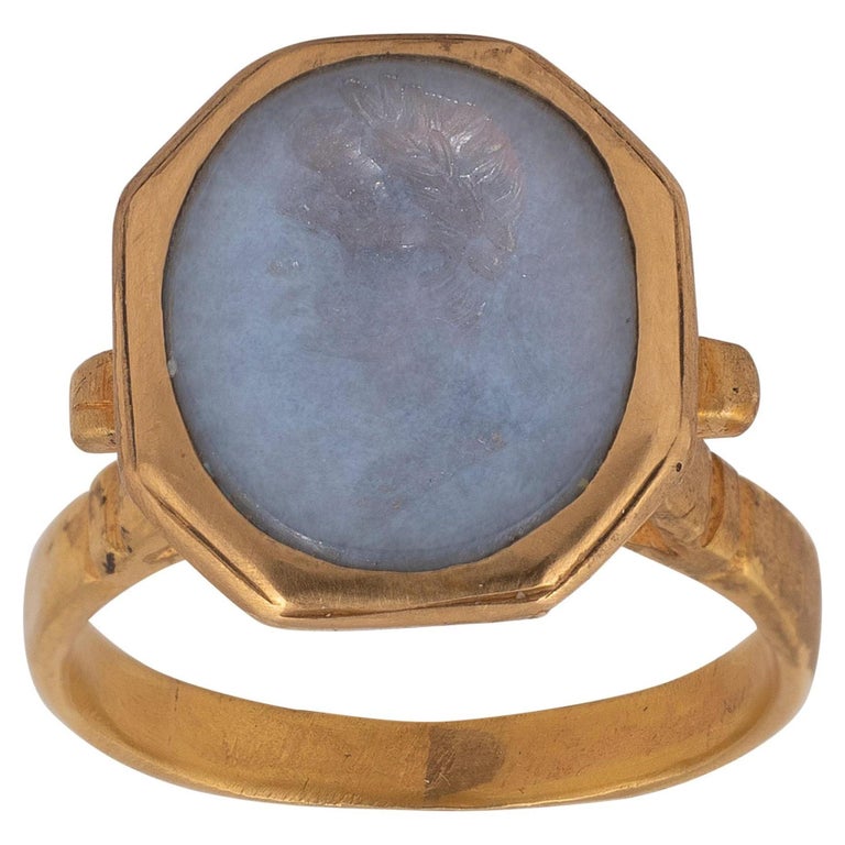 Augustus-Ring aus Chalcedon mit Intaglio aus dem 18. Jahrhundert im ...