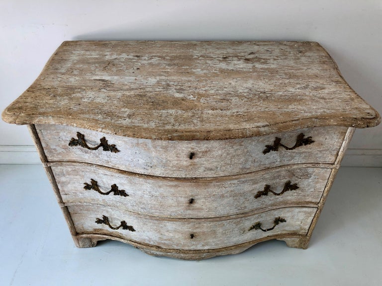 18th Century Chest of Drawers with Curved Fronts For Sale at 1stDibs ...